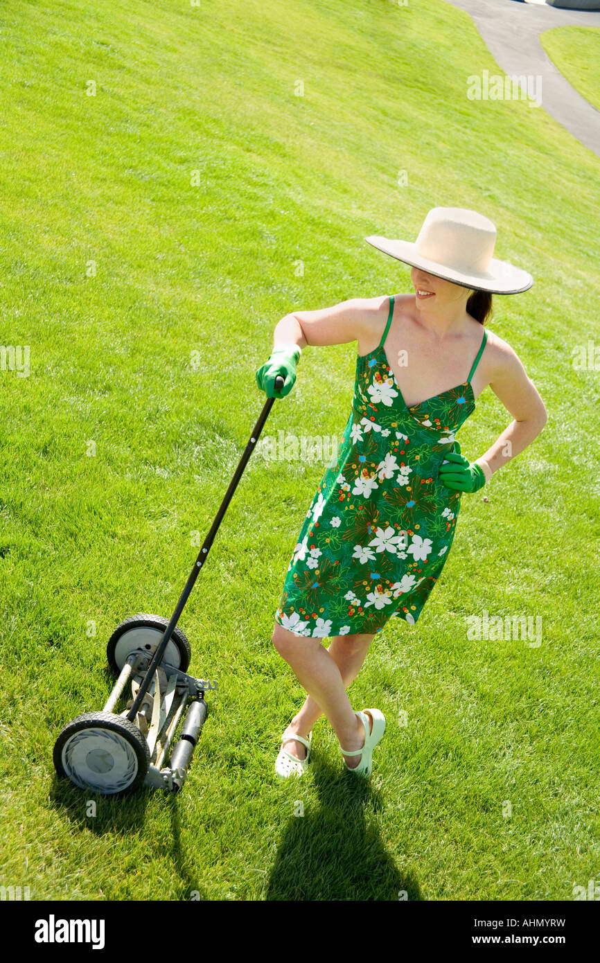 Old fashioned lawn mower hi-res stock photography and images - Alamy