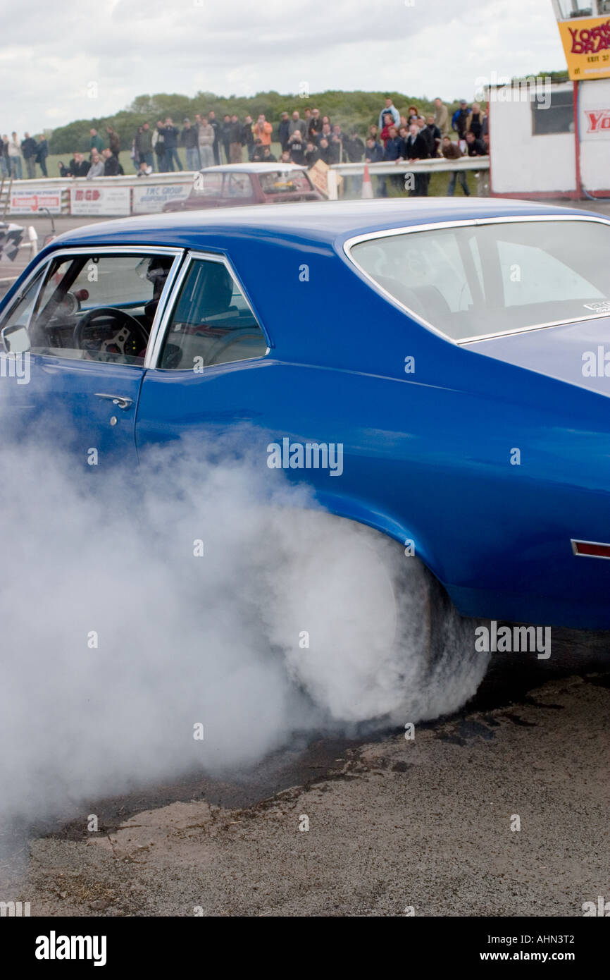 American muscle car doing burnout hi-res stock photography and images ...