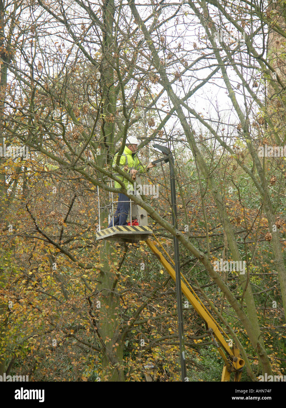 Lighting maintenance using mobile access platform 3 Stock Photo - Alamy
