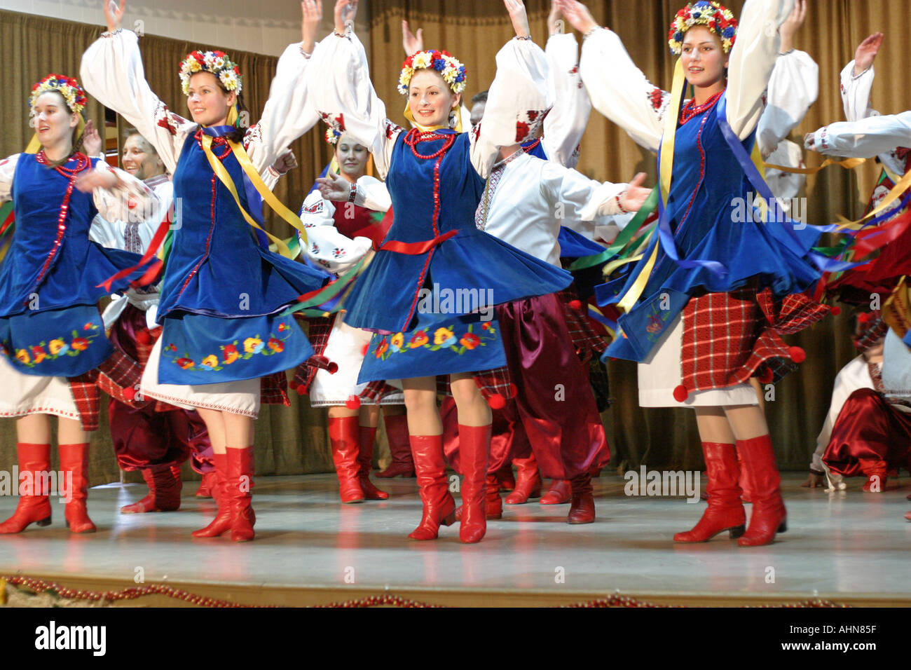 Ukrainian dancers hi-res stock photography and images - Alamy