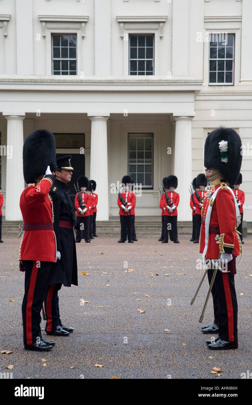 Buckingham palace beefeater hi-res stock photography and images - Alamy