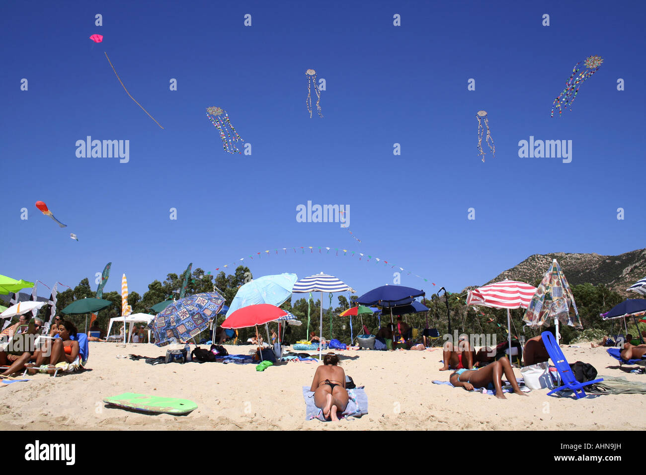 Sun worshippers on beach hi-res stock photography and images - Alamy