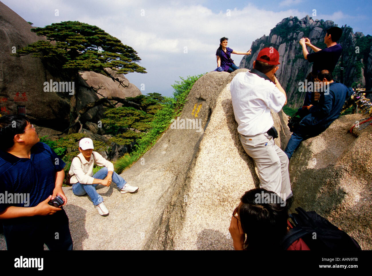 Huangshan tourists at Huangshan's (Yellow Mountain) Jade Screen Terrace ...