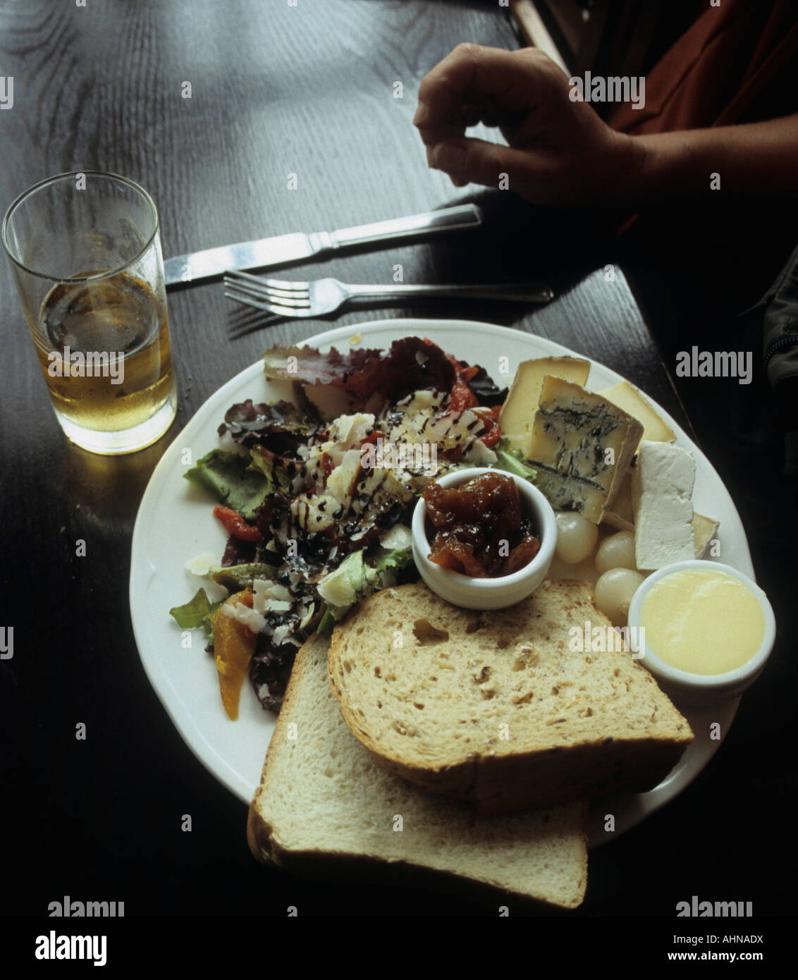 Ploughmans lunch ploughman's uk hi-res stock photography and images - Alamy