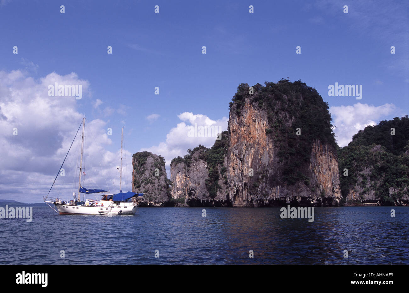 Sailing ships in asia hi-res stock photography and images - Alamy