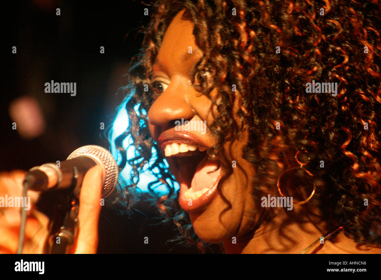 Single female singer hi-res stock photography and images - Alamy