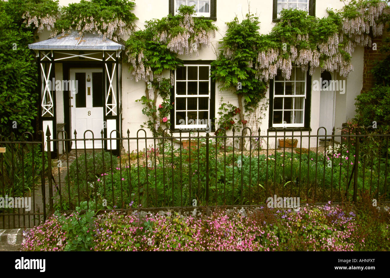 Victorian cottage uk hi-res stock photography and images - Alamy