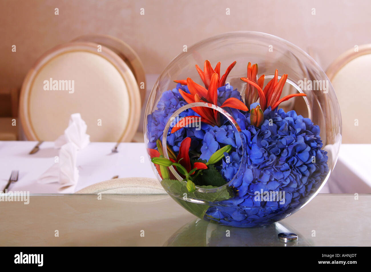 Flower on table in restaurant white design detail view Stock Photo - Alamy