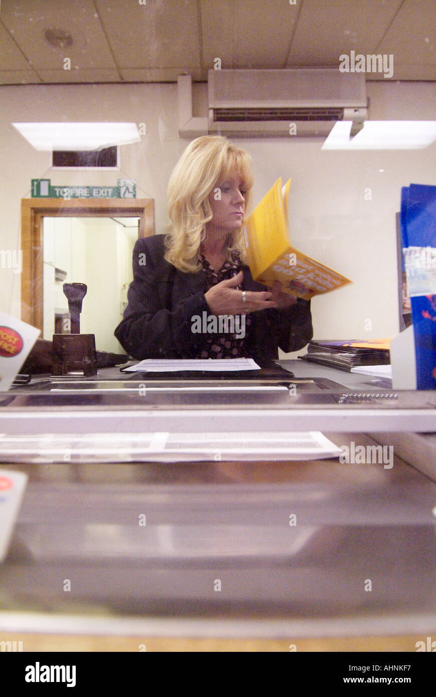 Post office england inside hi-res stock photography and images - Alamy