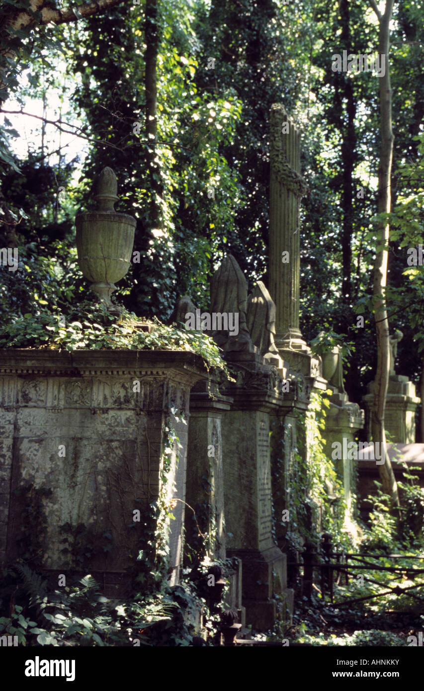 Victorian tombs graves hi-res stock photography and images - Alamy