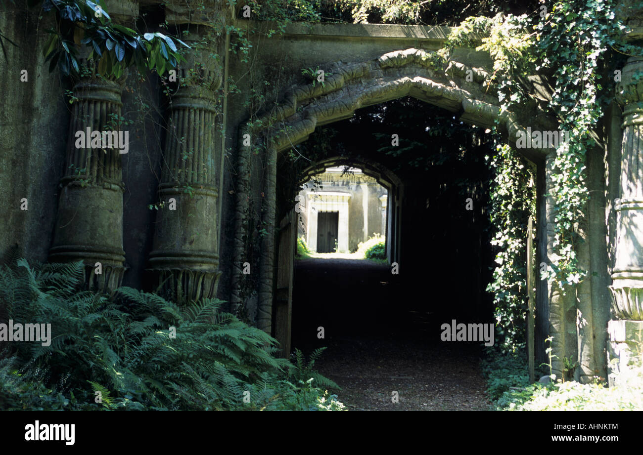 Egyptian Avenue Highgate Cemetery West Stock Photo - Alamy