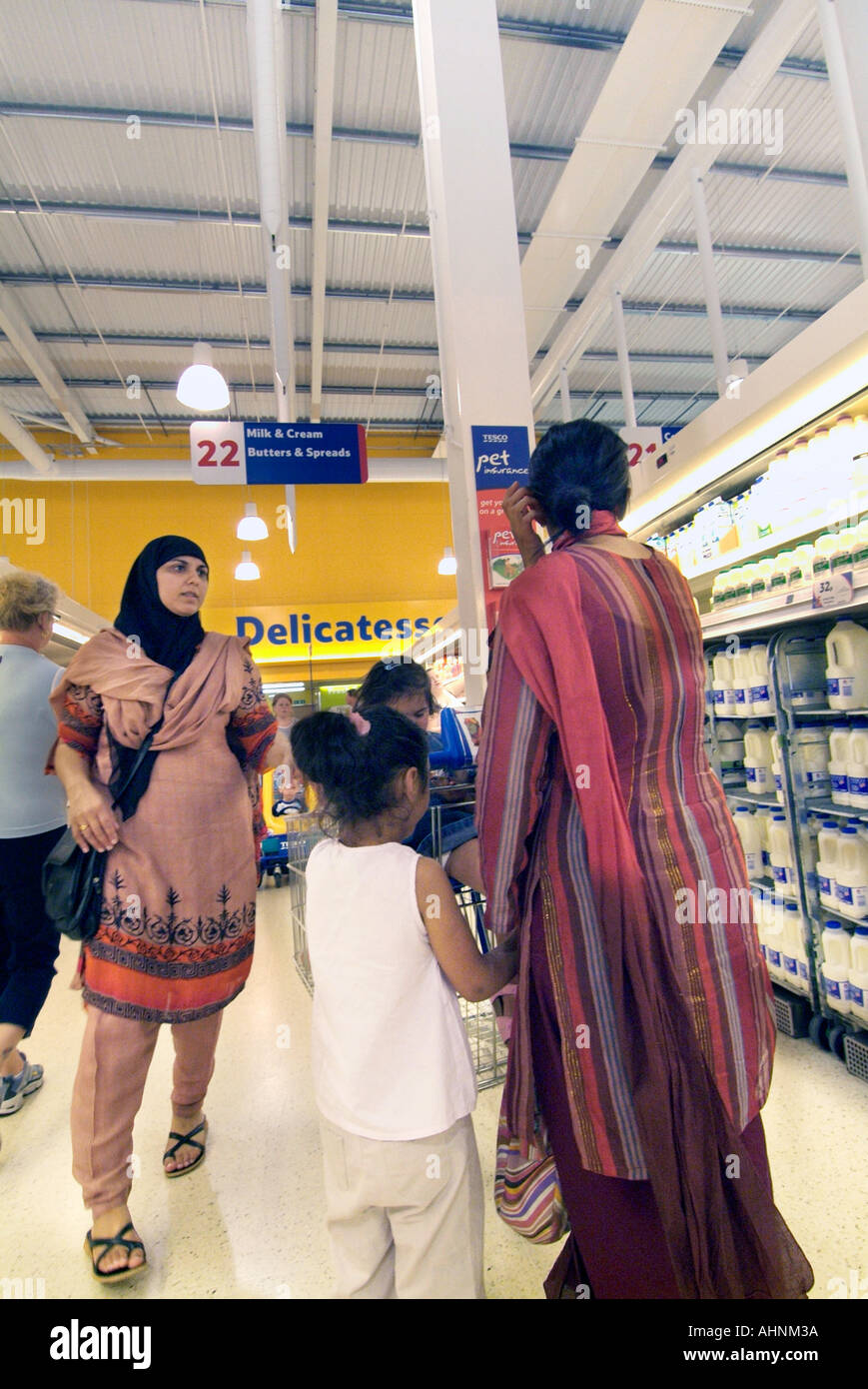 Family out to the grocery store hi-res stock photography and images - Alamy