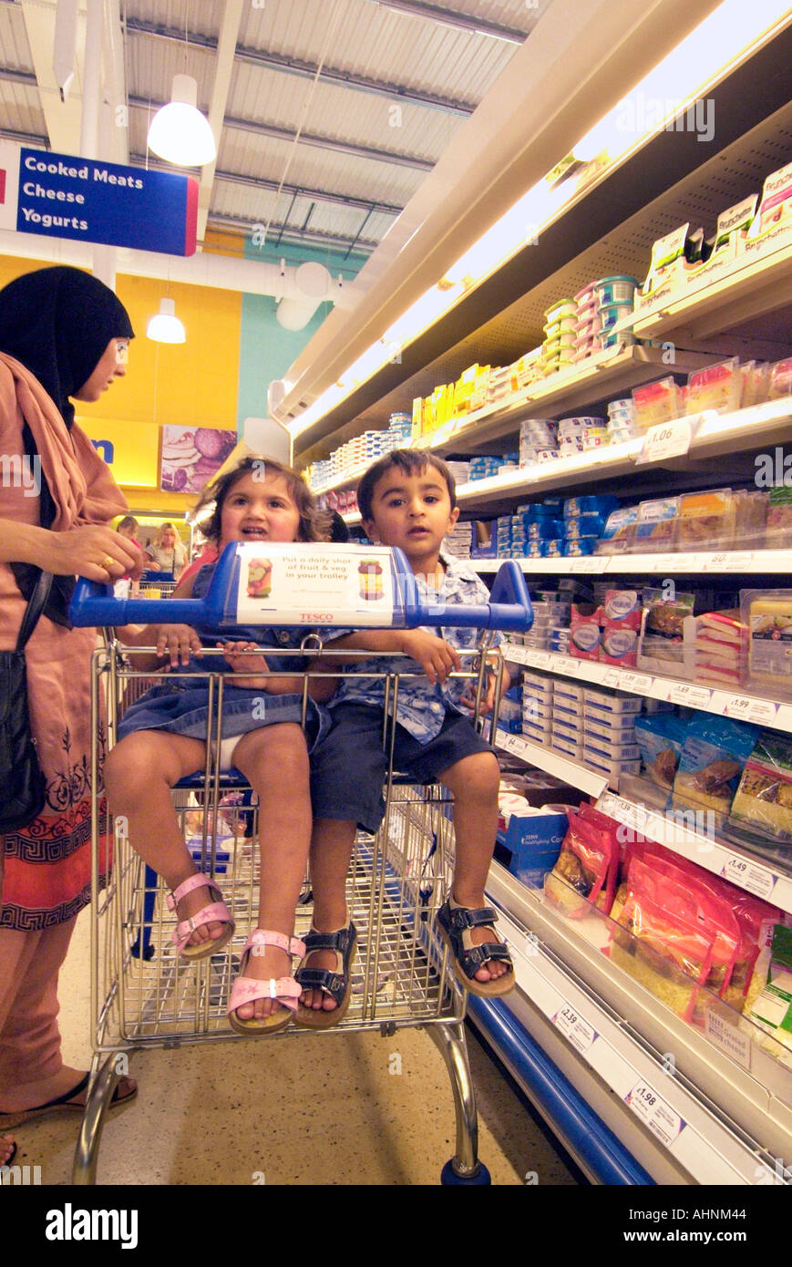 Self check out tesco hi-res stock photography and images - Alamy