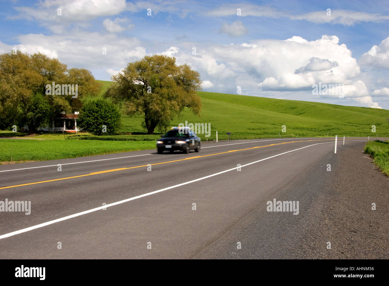 Sheriff s patrol car speeding on an emergency response in Washington ...