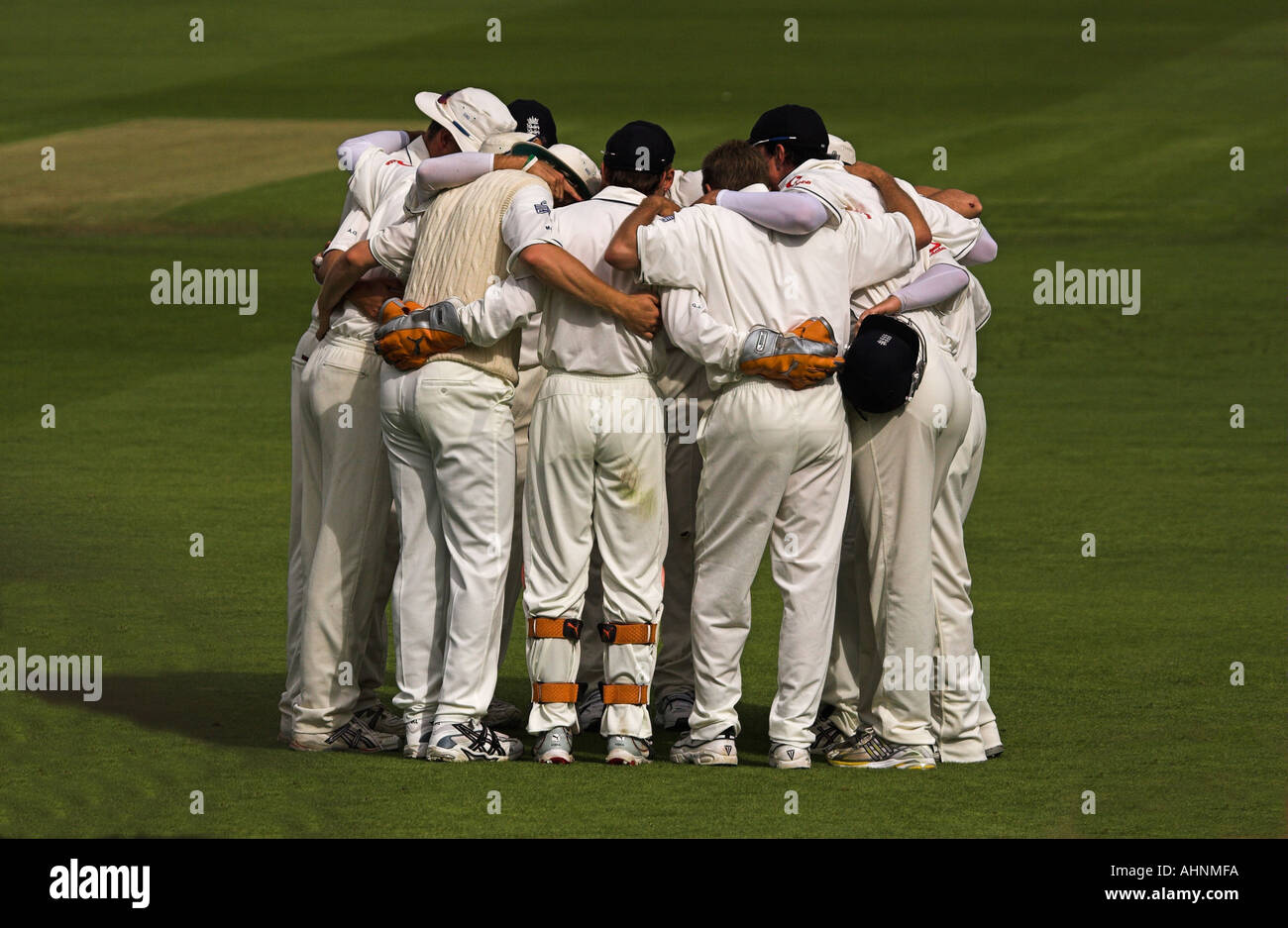 England cricket huddle image hi-res stock photography and images - Alamy