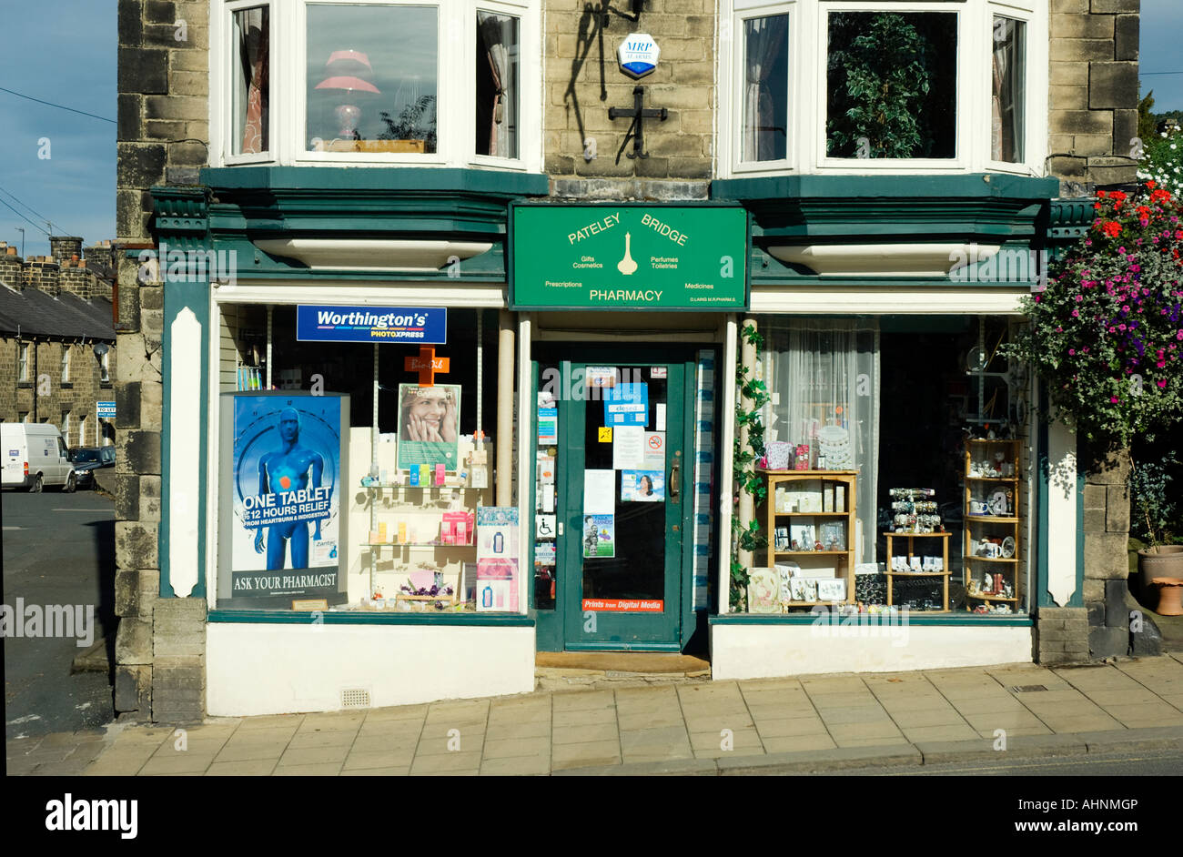 Chemist shops hi-res stock photography and images - Alamy