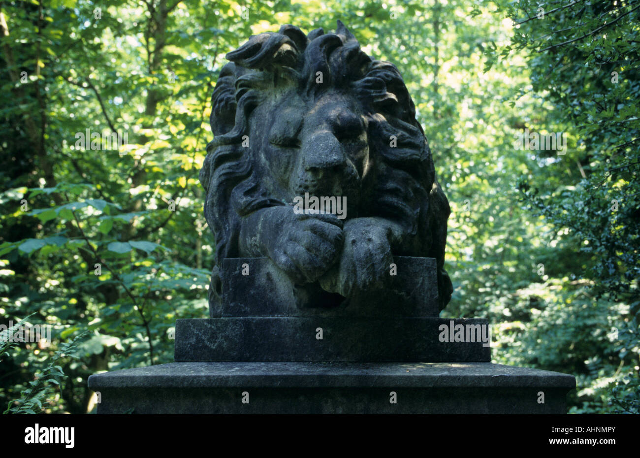 Lion sculpture on grave, Highgate Cemetery West, London Stock Photo - Alamy