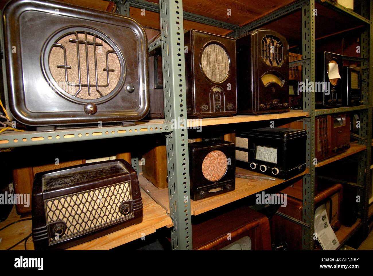 Vintage radios hi-res stock photography and images - Alamy
