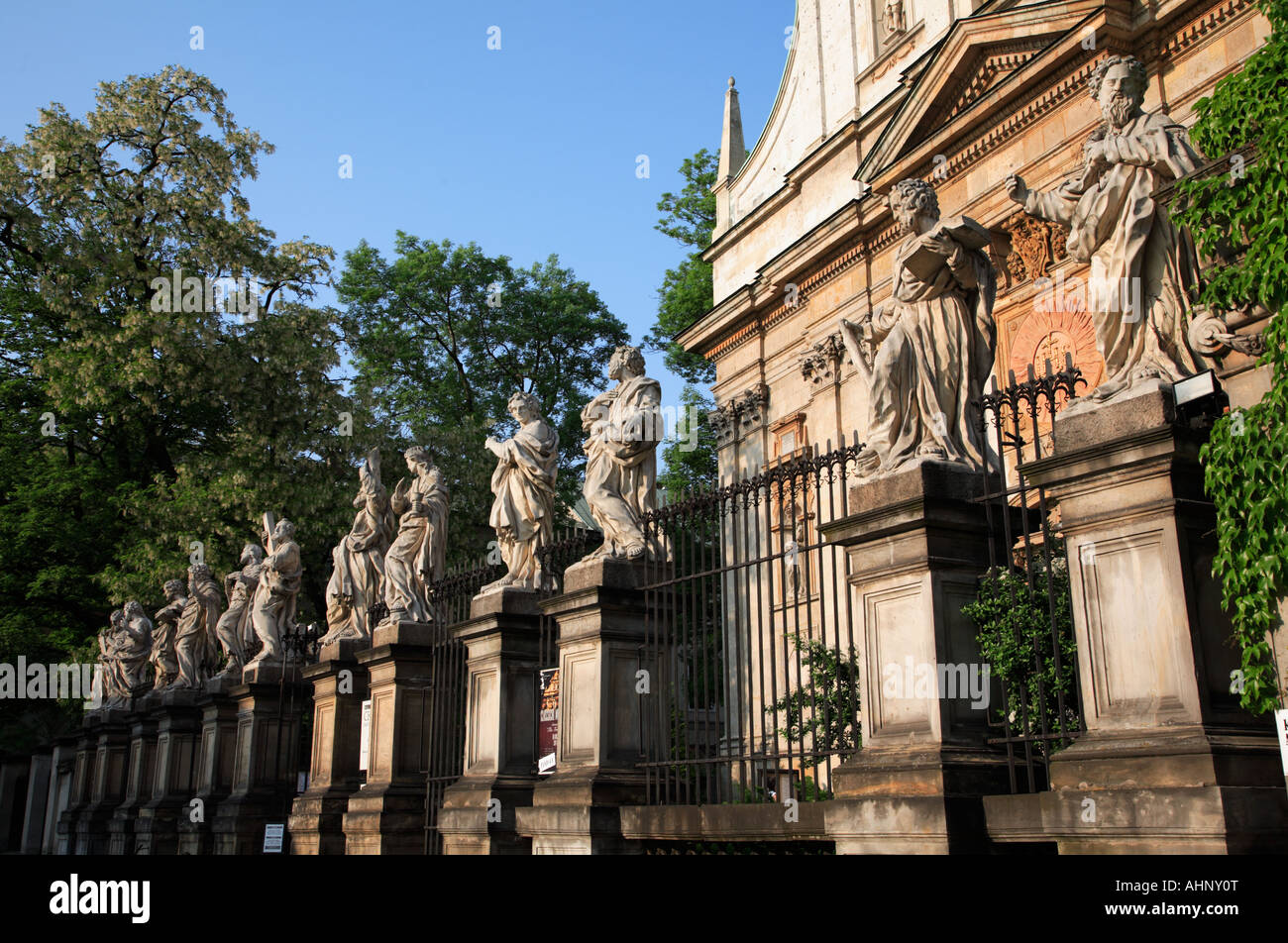 Statues apostles outside st hi-res stock photography and images - Alamy
