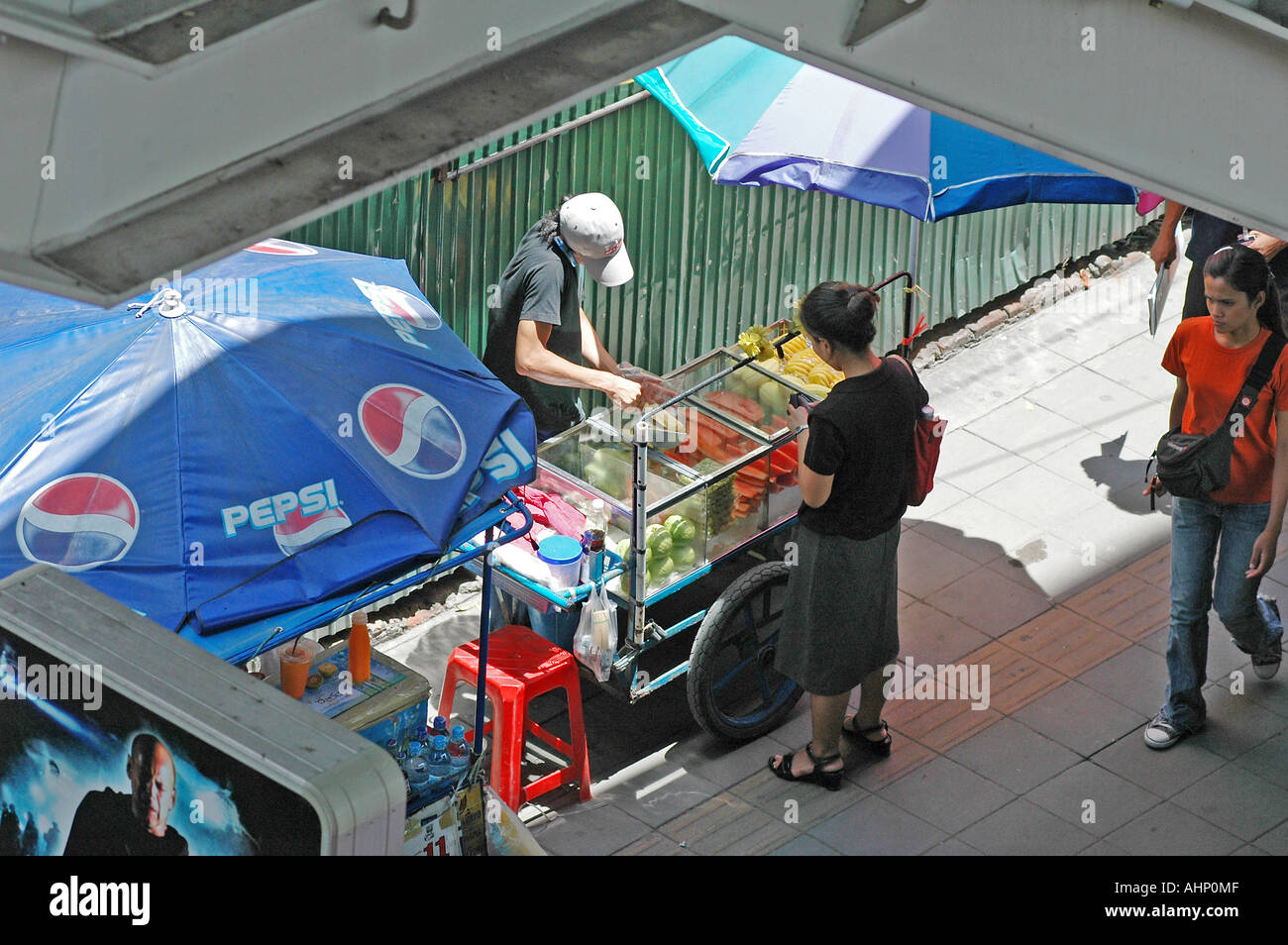 Food vendor on Sukumvit road in Bangkok Thailand Stock Photo - Alamy