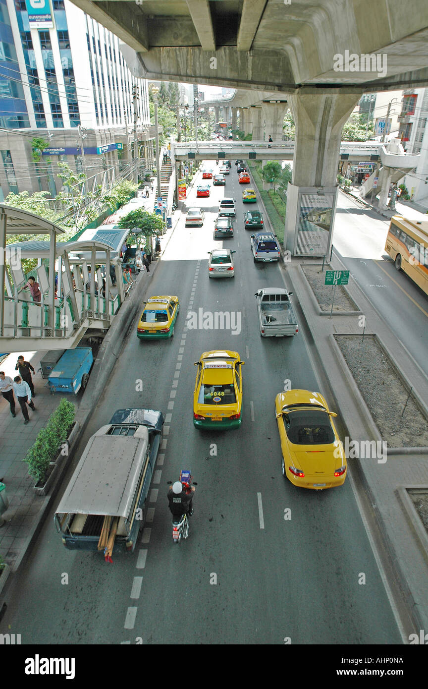 Traffic below the BTS skytrain track on Sukumvit road in Bangkok ...