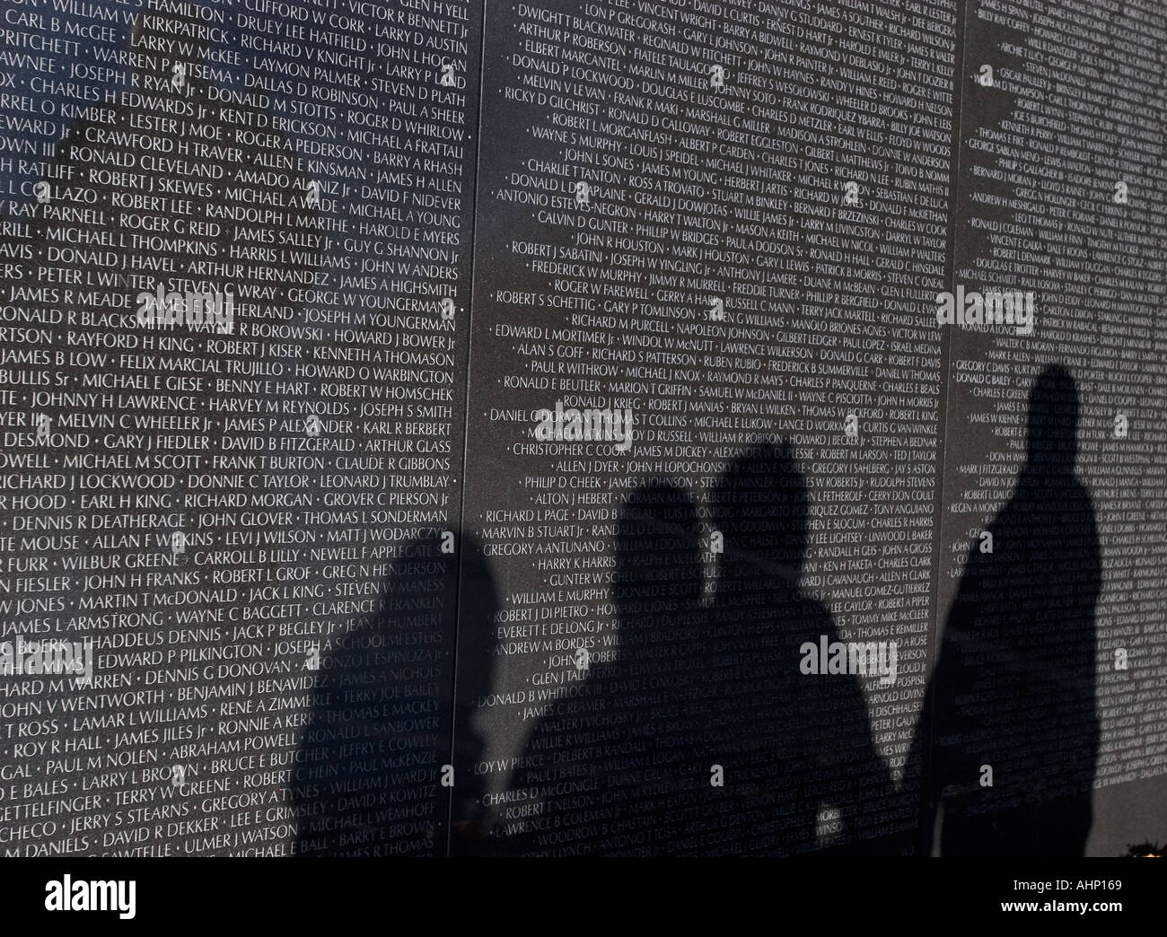 Visitors vietnam war memorial in hi-res stock photography and images ...