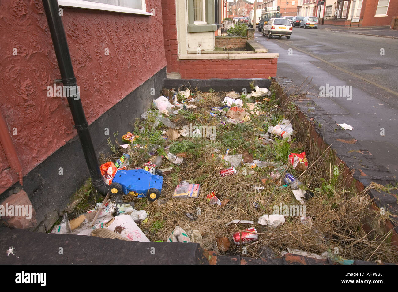 Litter in a front garden in kensington Liverpool Stock Photo - Alamy