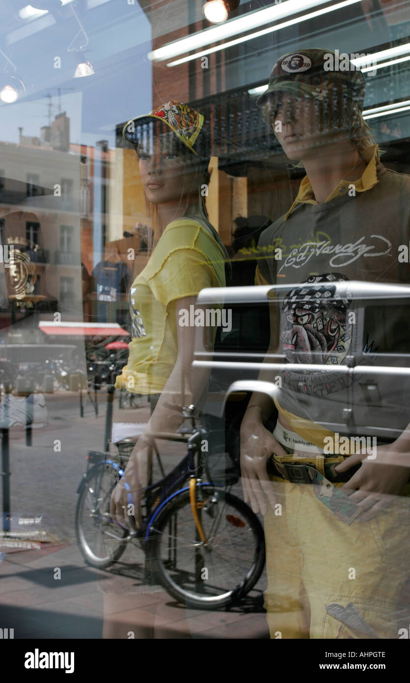 Reflections in a shop window hi-res stock photography and images - Alamy