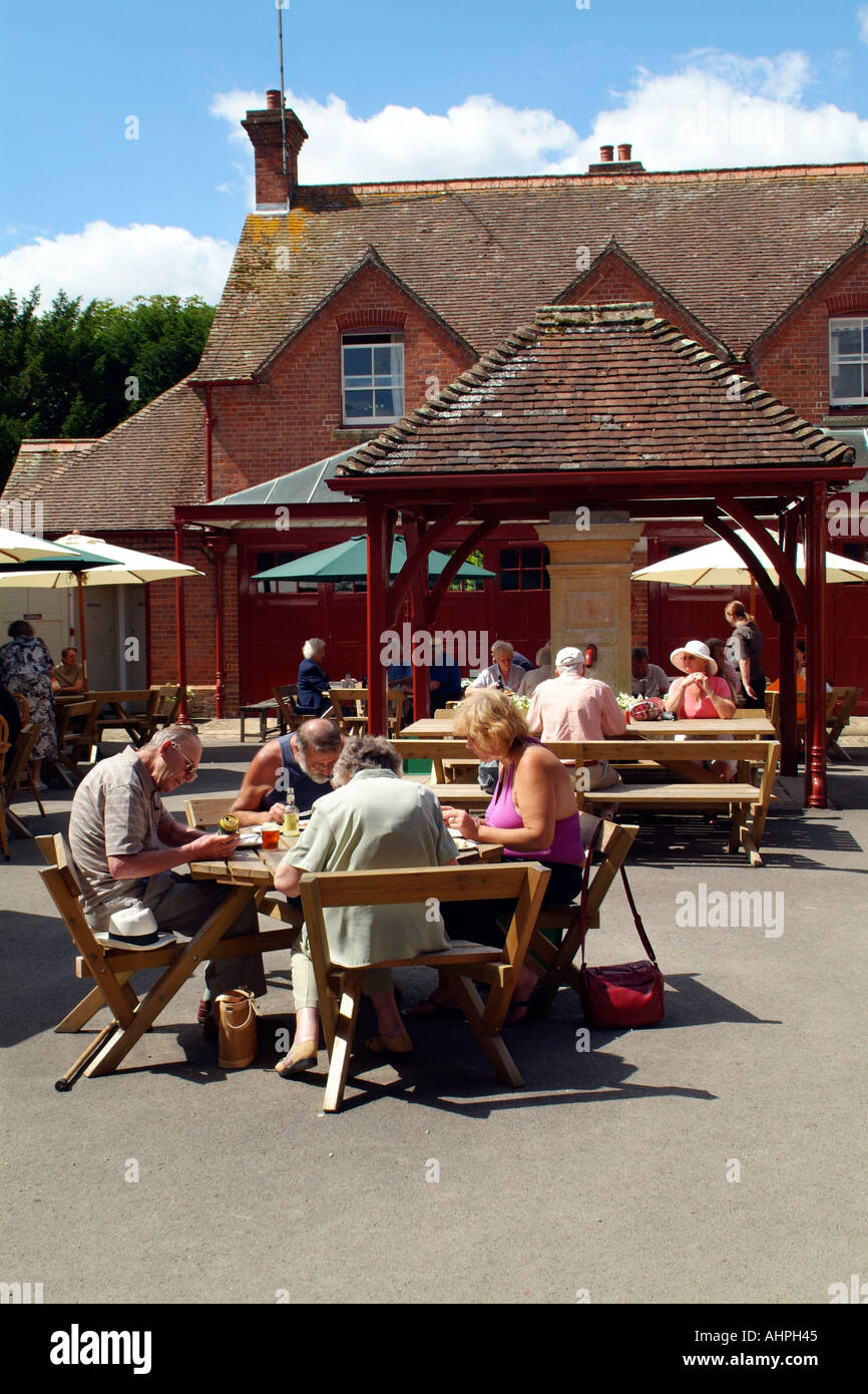 People sitting eating a meal at an outdoor cafe Stock Photo - Alamy