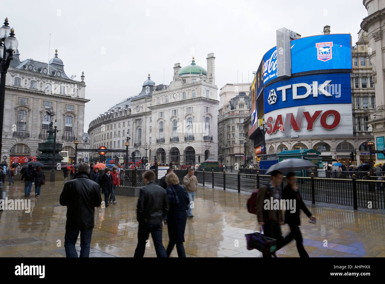 Rain in Piccadilly Circus Stock Photo - Alamy