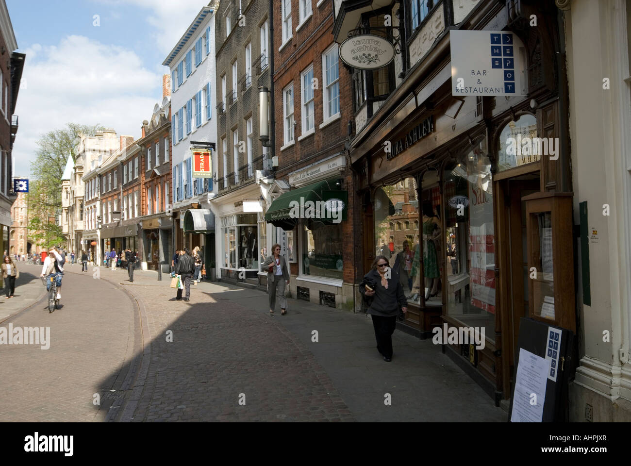 Hight street shops hi-res stock photography and images - Alamy
