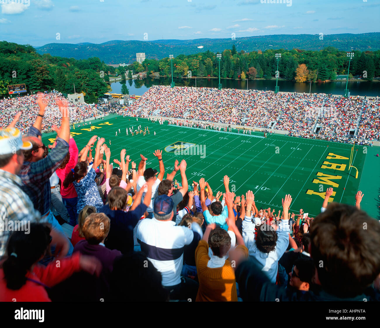 College stadium crowd hi-res stock photography and images - Alamy