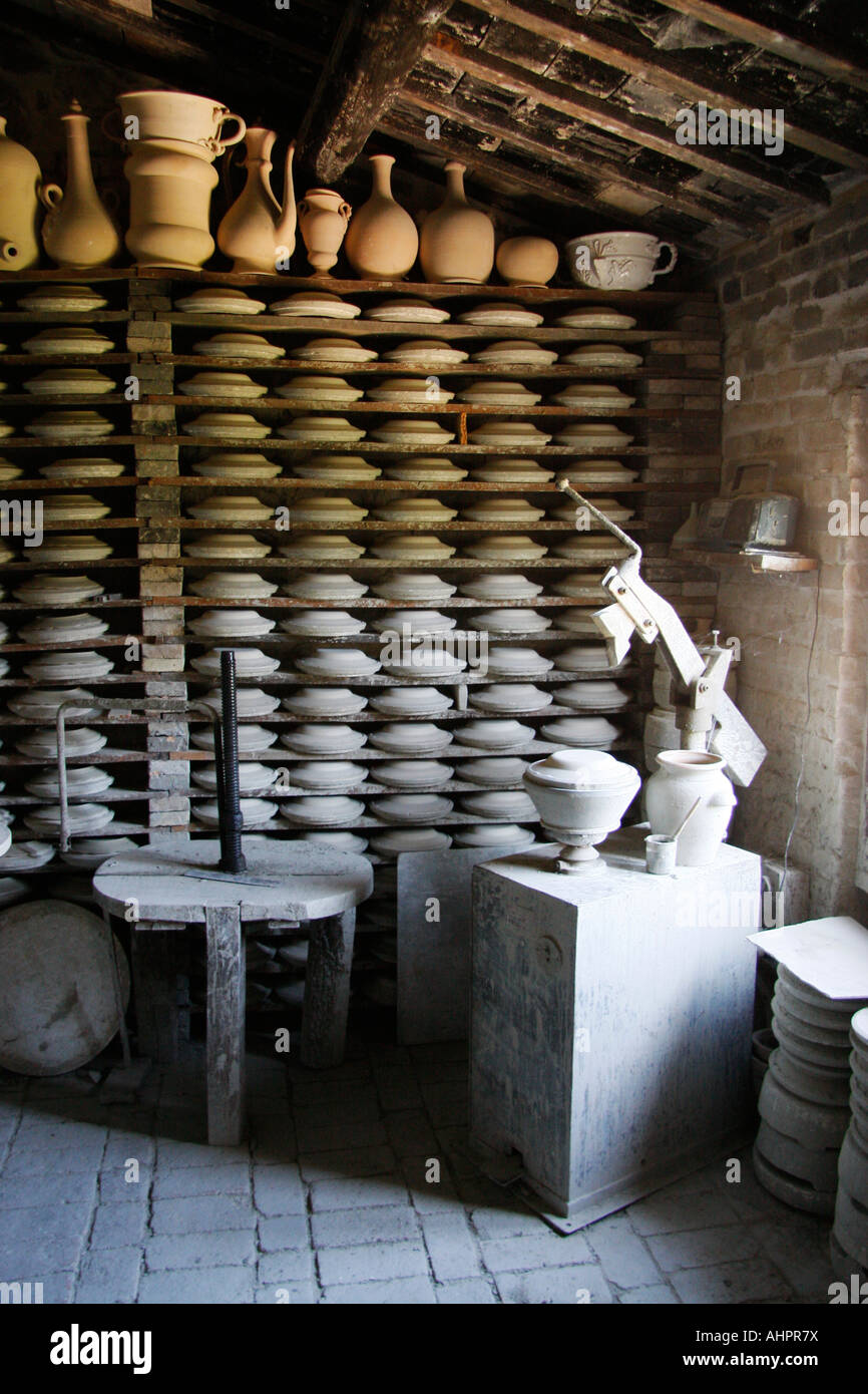 Hand building pottery hi-res stock photography and images - Alamy