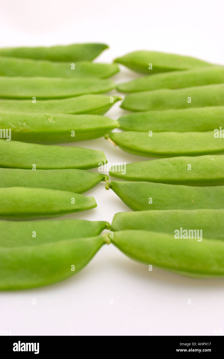 A line of pea pods Stock Photo - Alamy