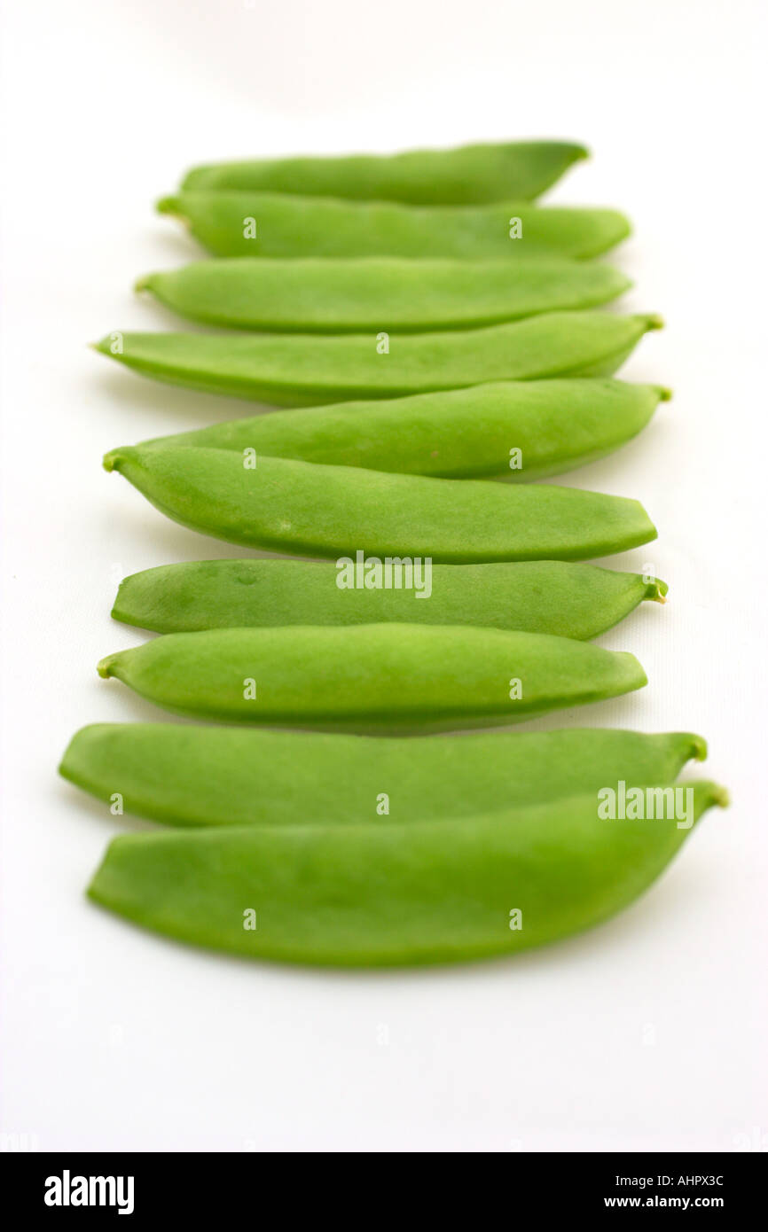 A line of pea pods Stock Photo - Alamy