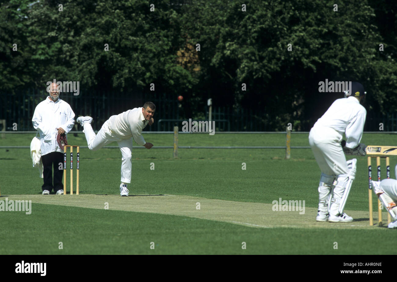 Cricket players wearing whites hi-res stock photography and images - Alamy
