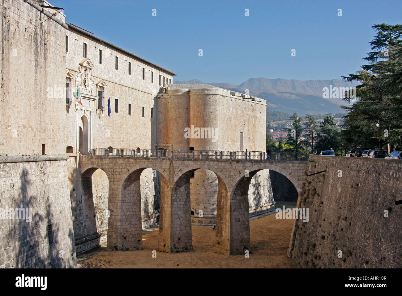 Bridge over castle moat hi-res stock photography and images - Alamy