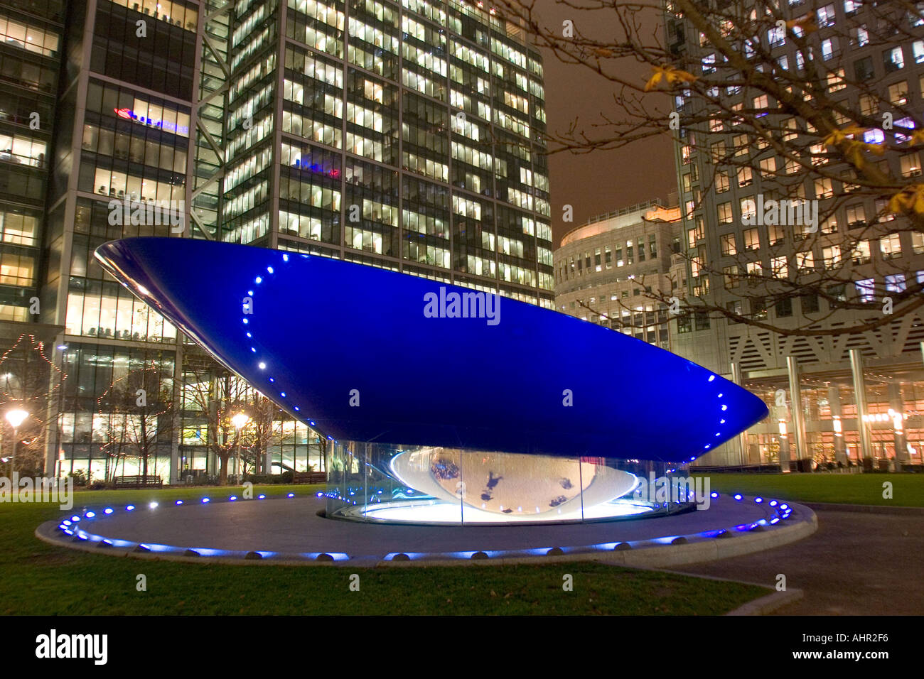 One canada square tower night hi-res stock photography and images - Alamy