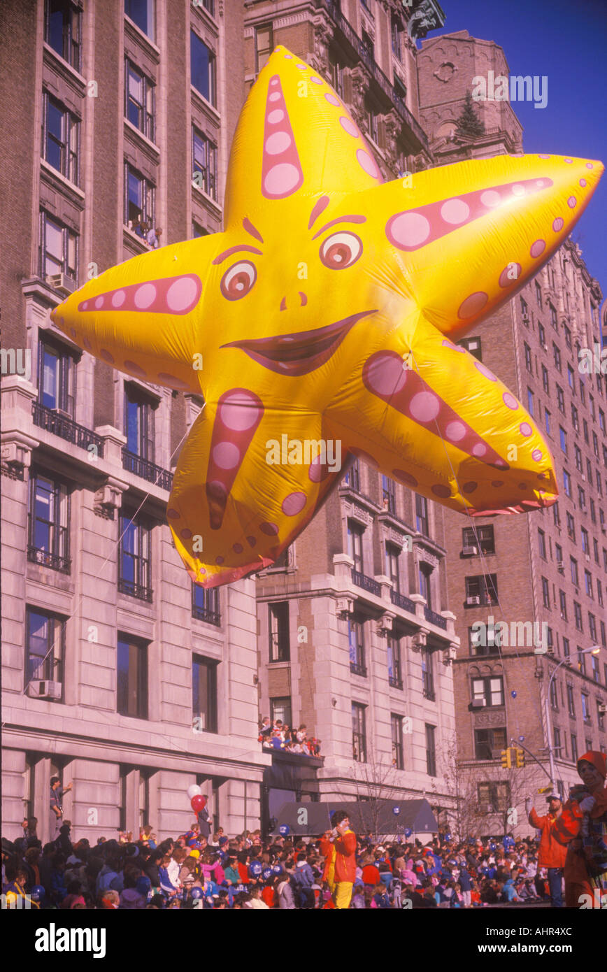 Yellow star balloon at Macy s Thanksgiving Day Parade Stock Photo - Alamy