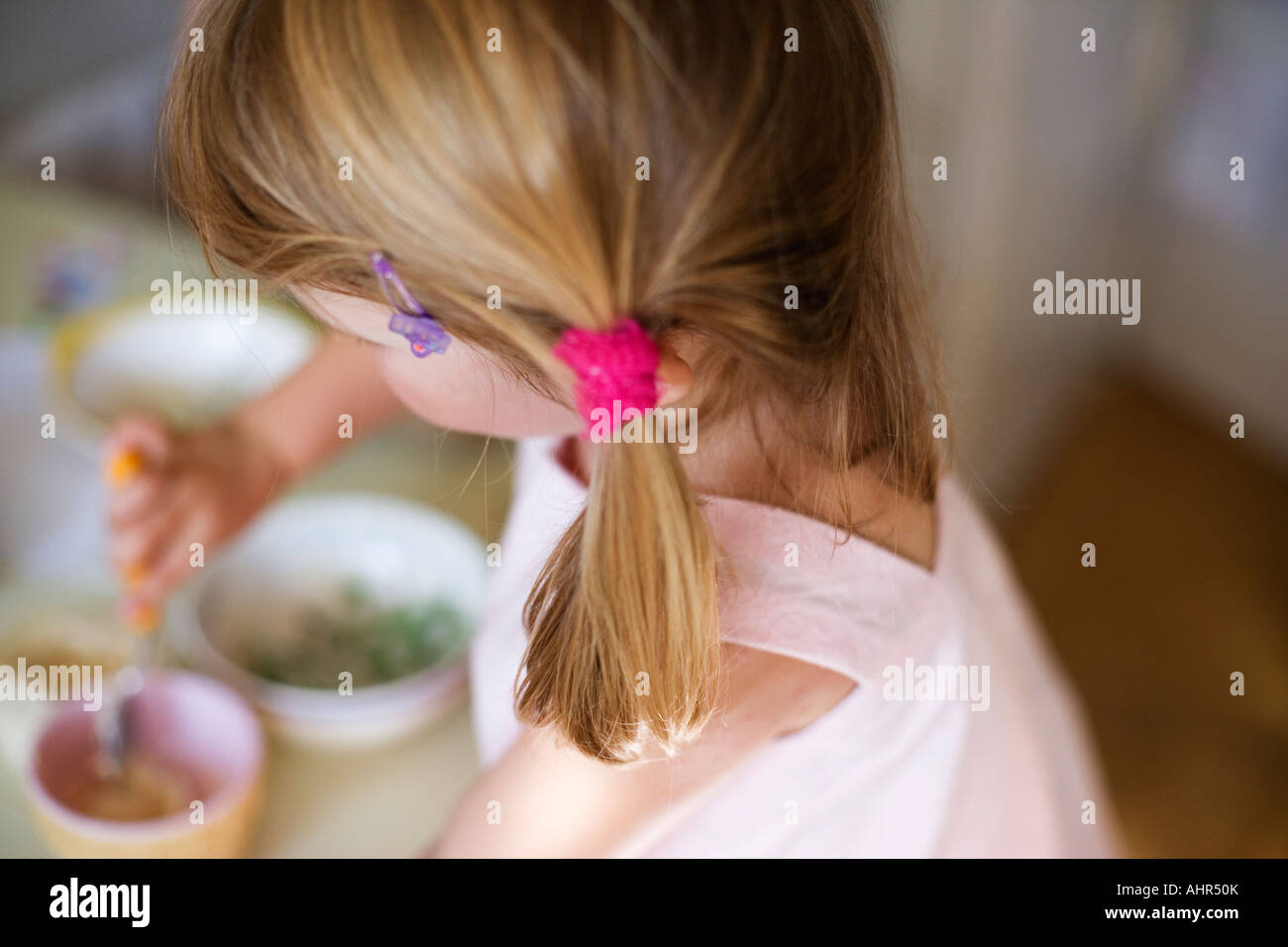little girl eating Stock Photo - Alamy