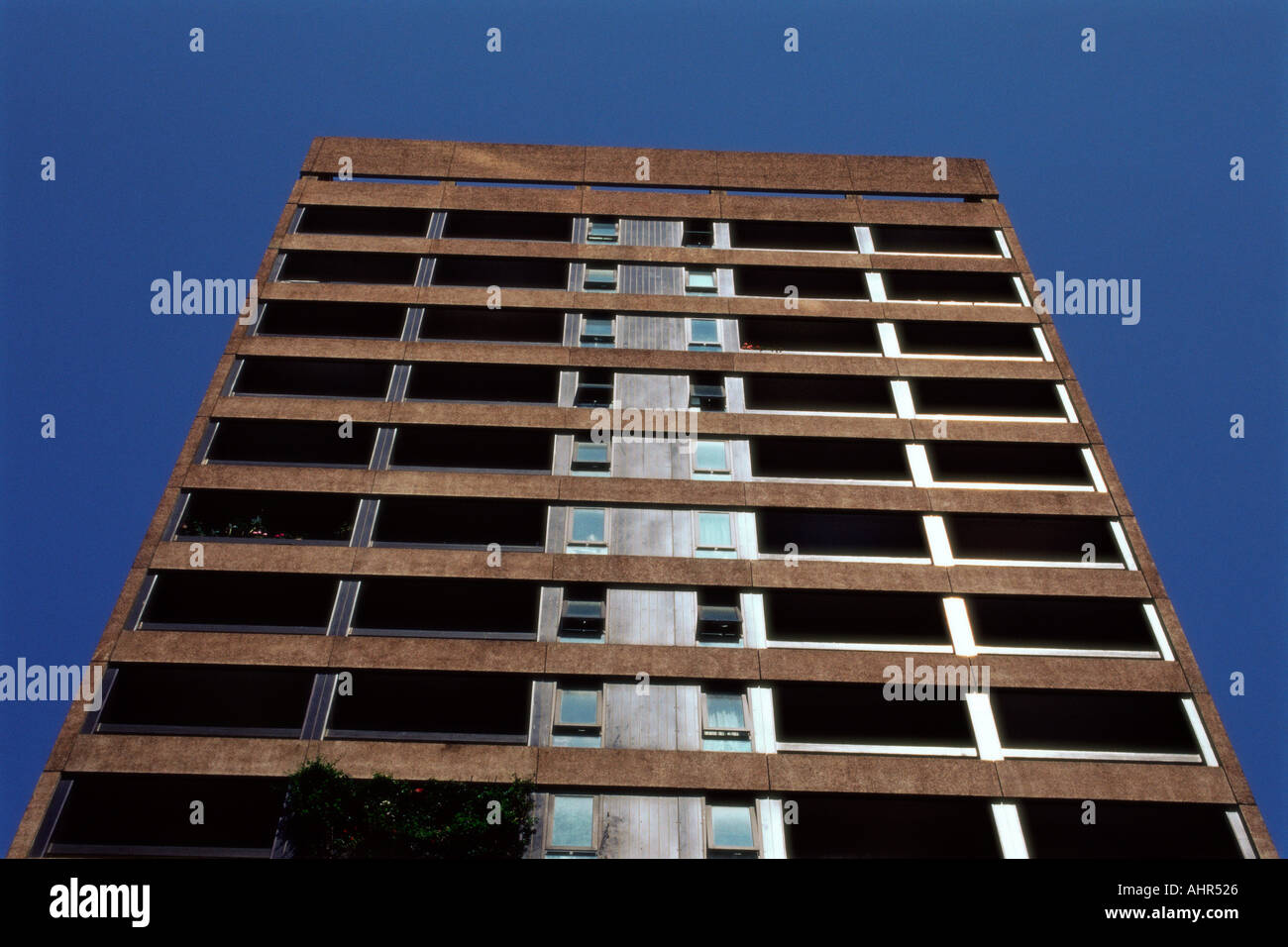 Run down apartment building hi-res stock photography and images - Alamy