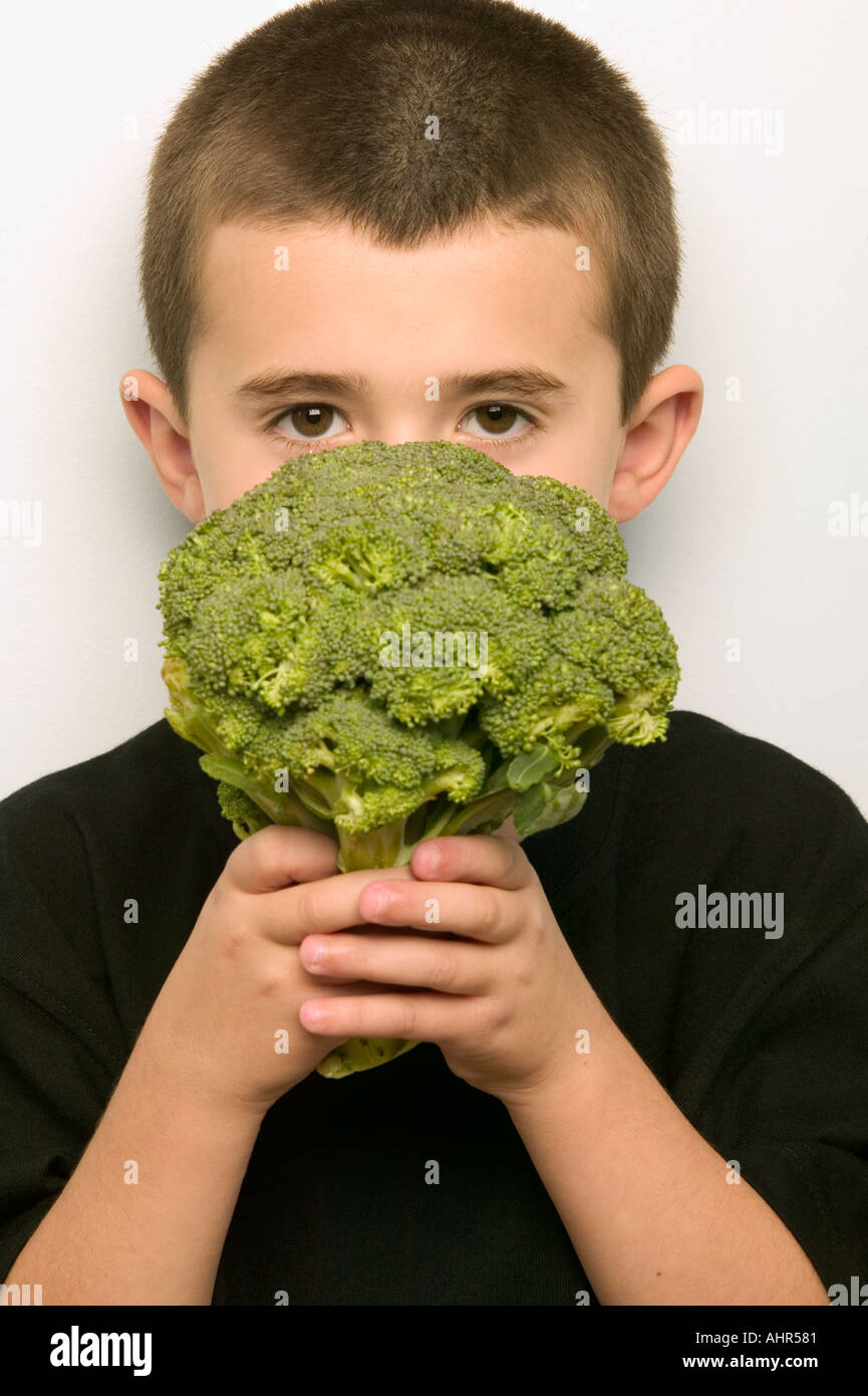 Boys holding broccoli hi-res stock photography and images - Alamy