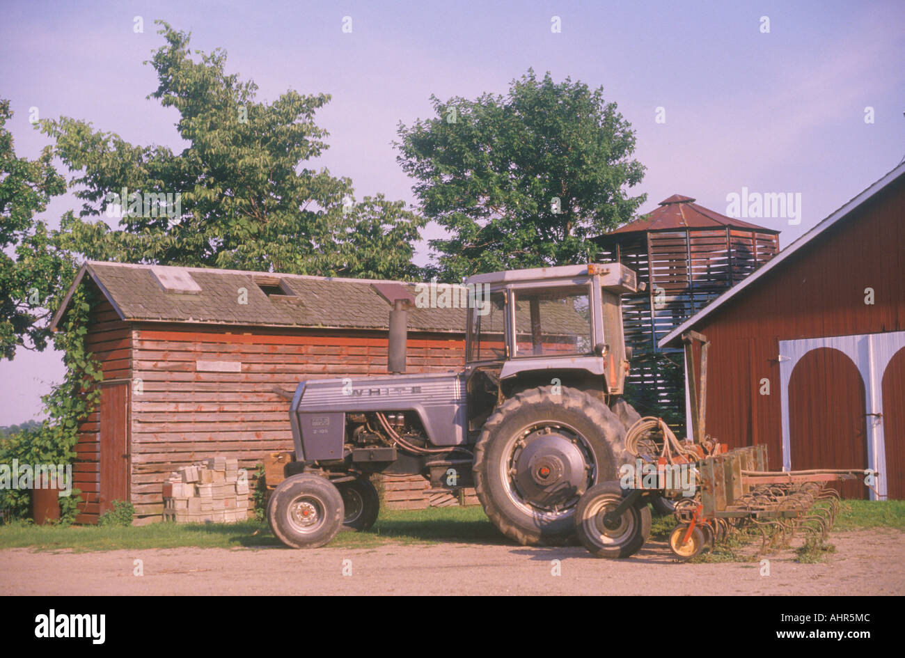Tractor in front of a barn hi-res stock photography and images - Alamy