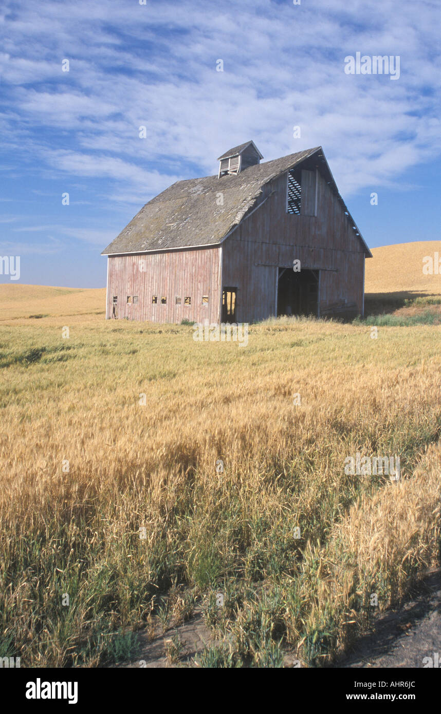 Blue sky with barn hi-res stock photography and images - Alamy