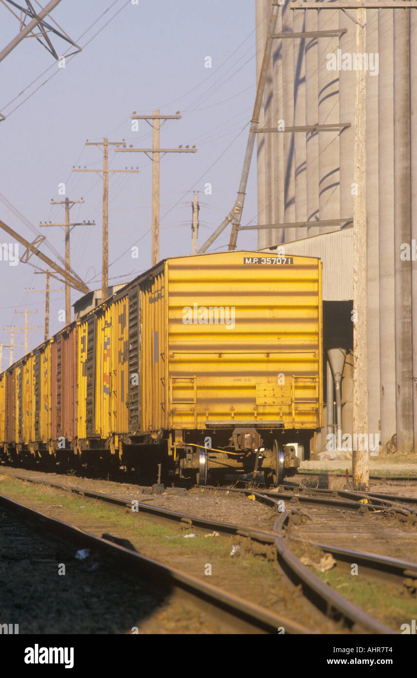 Grain silos and trains hi-res stock photography and images - Alamy