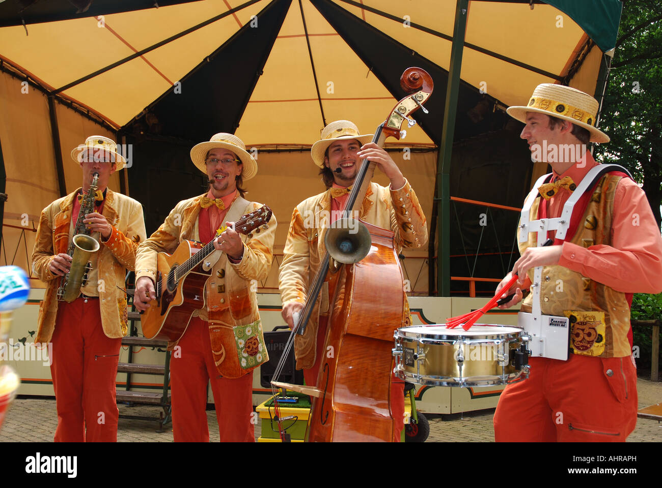Netherlands street musicians hi-res stock photography and images - Alamy