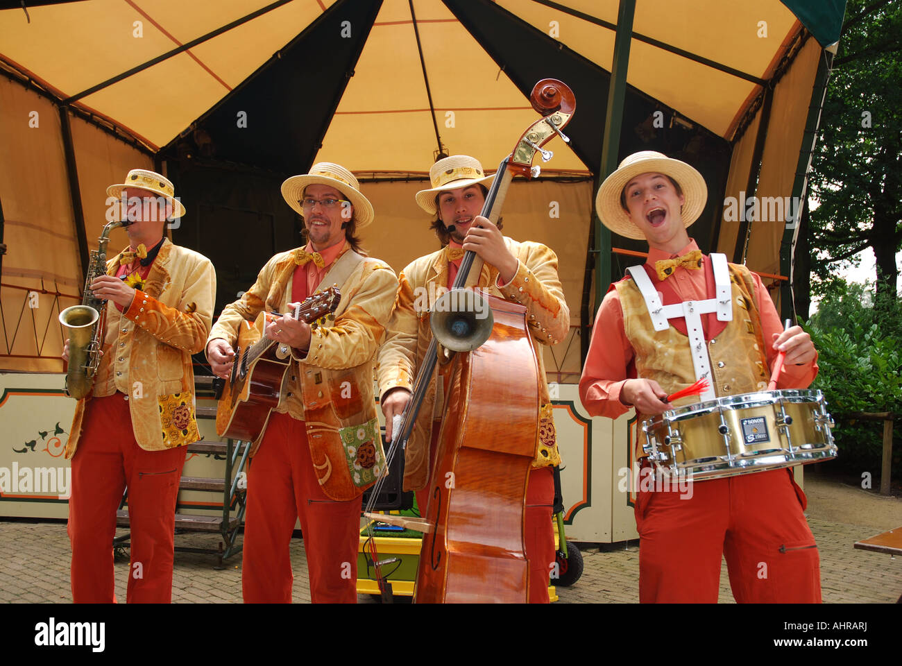 Theme park live performance hi-res stock photography and images - Alamy