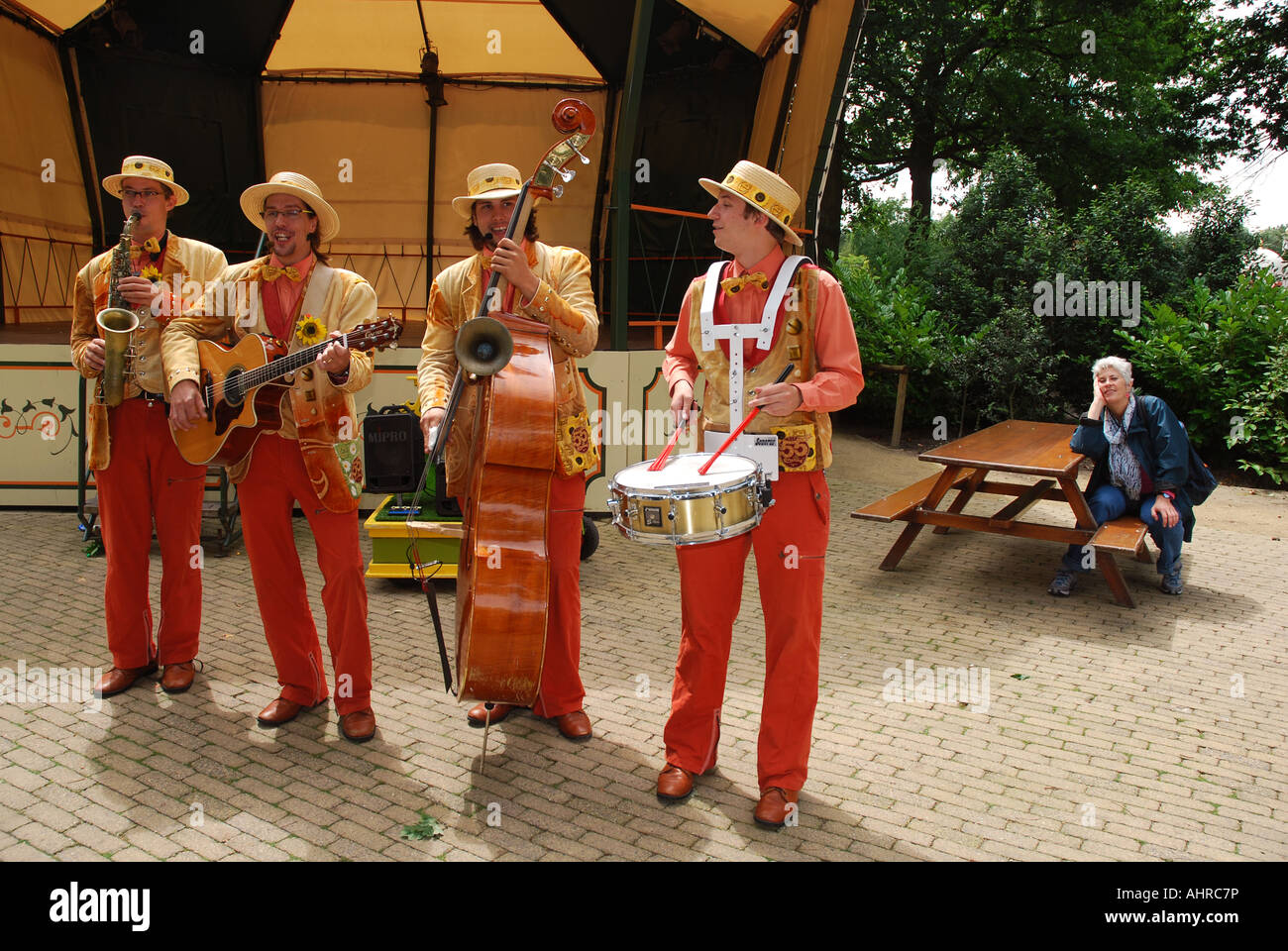 Country music band outside exterior hi-res stock photography and images ...