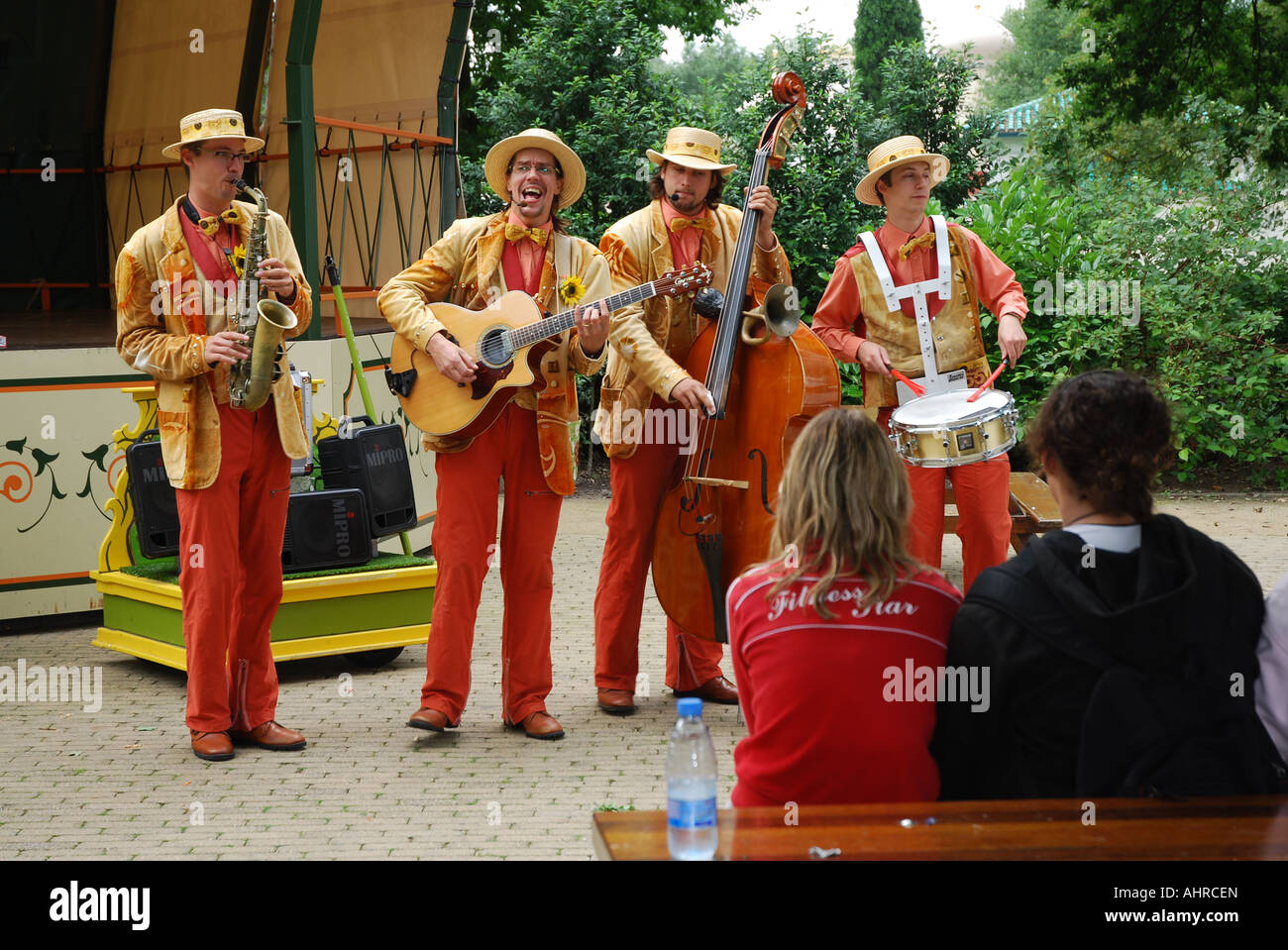Country music band outside exterior hi-res stock photography and images ...