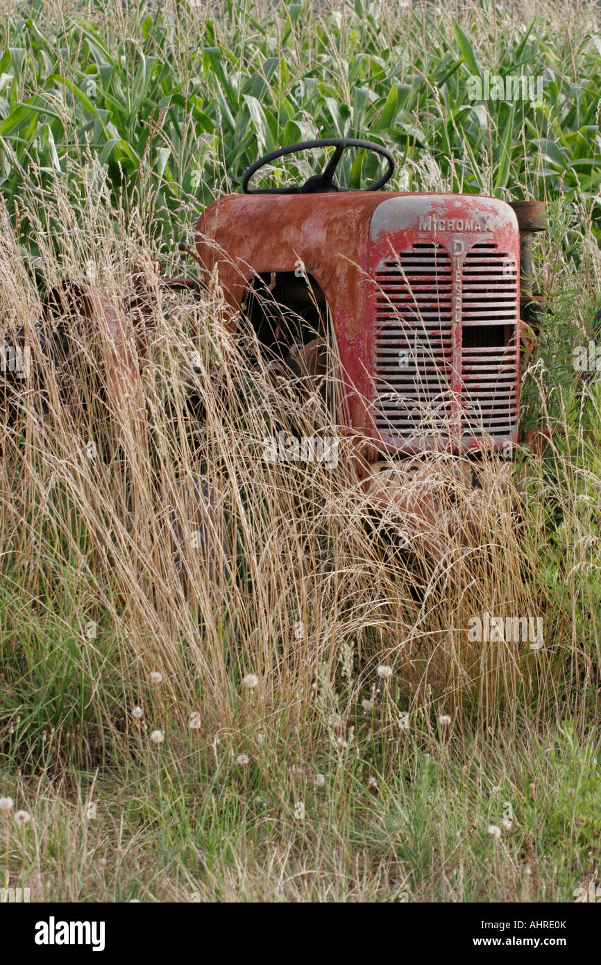 Tractor old retired farm hi-res stock photography and images - Alamy